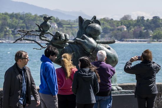 People Look Sculpture On Display Part Editorial Stock Photo - Stock ...