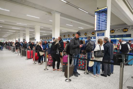 Passengers Queue Checkin Terminal 1 Manchester Editorial Stock Photo ...