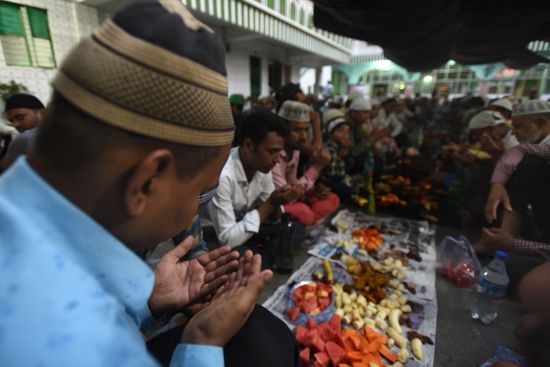 Last Day Ramadan Muslims Offer Prayers Editorial Stock Photo - Stock ...