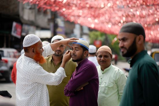 Muslim Man Applying Surma On Eyes Editorial Stock Photo - Stock Image ...