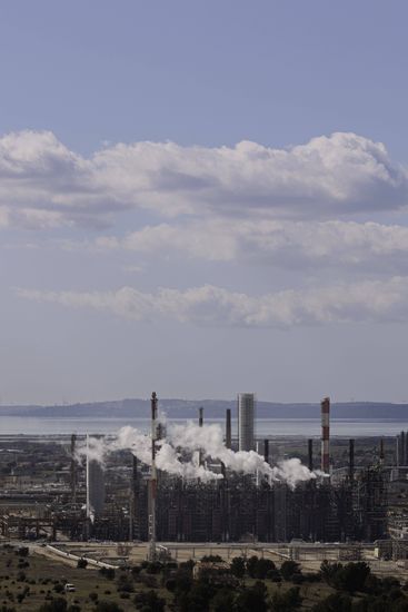 Berre Pond Lyondell Basel Refinery Berre Editorial Stock Photo - Stock ...