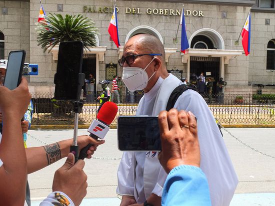 Running Priest Fr Robert Reyes Interviewed Editorial Stock Photo ...