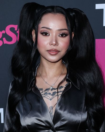 Filipinoamerican Singer Bella Poarch Arrives Rolling - Foto de stock de ...