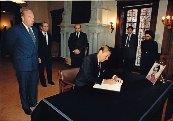 United States President Ronald Reagan Signs Editorial Stock Photo ...