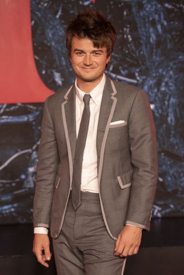 Actor Joe Keery Poses During Premiere - Foto de stock de contenido ...