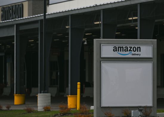 Amazon Delivery Sign Seen Outside Amazon Editorial Stock Photo - Stock ...