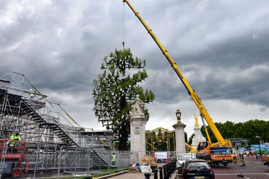 Final Piece Thomas Heatherwick 21metrehigh Tree Editorial Stock Photo ...