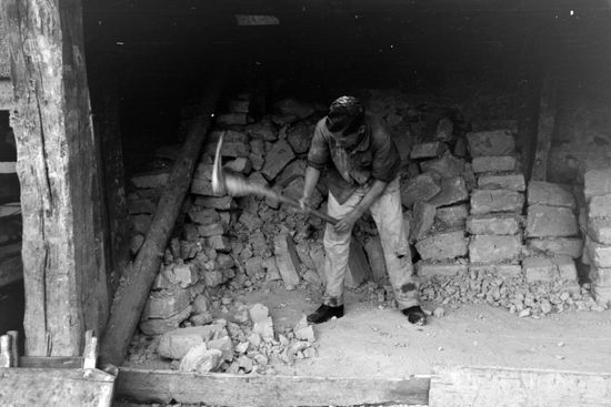 Employee Stoneware Factory Breaking Chunks Raw Editorial Stock Photo ...