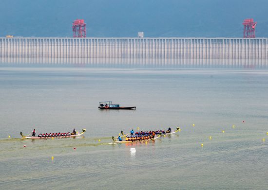 Dragon Boat Crew Members Compete Traditional Editorial Stock Photo ...