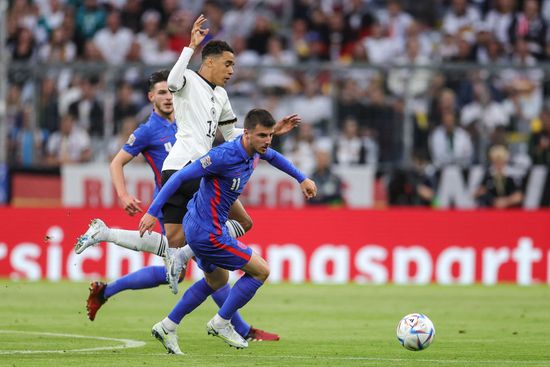 Germanys Jamal Musiala L Englands Mason - Foto de stock de contenido ...
