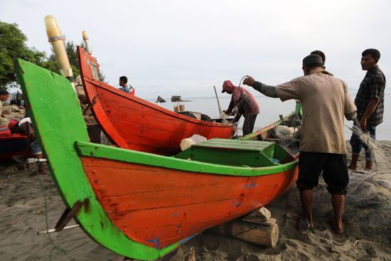 Fisherman Pick Their Catch Net Banda Editorial Stock Photo - Stock ...