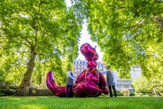 Jeff Koons Balloon Monkey Magenta Est Editorial Stock Photo - Stock ...