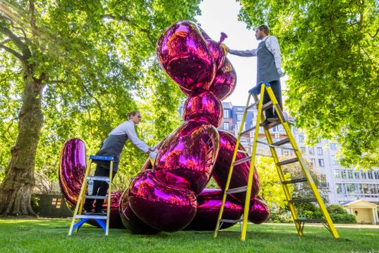 Jeff Koons Balloon Monkey Magenta Est Editorial Stock Photo - Stock ...