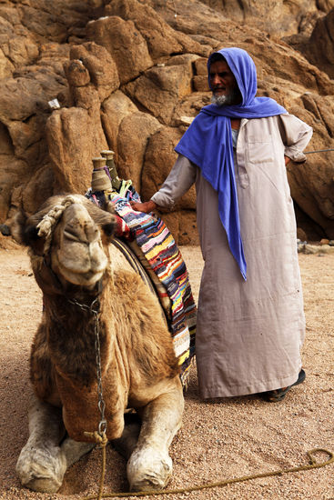 Bedouin Man Wears Traditional Dishdash Shimag Editorial Stock Photo ...
