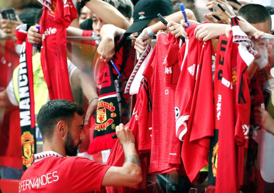 Manchester Uniteds Bruno Fernandes Signs Autographs Editorial Stock ...