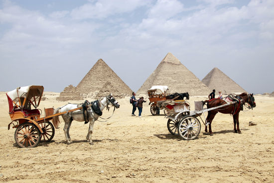 Tourists Horse Carts Looking Pyramid Menkaure Editorial Stock Photo ...