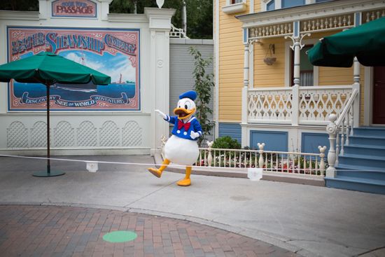 Disney Characters Donald Duck Welcome Visitors Editorial Stock Photo ...