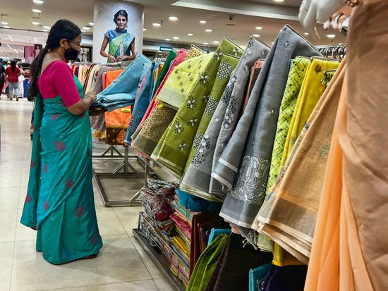Woman Looks Sarees Textile Shop Thiruvananthapuram Editorial Stock ...