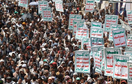 Prohouthi Shiite Yemenis Hold Banners Reading Editorial Stock Photo ...