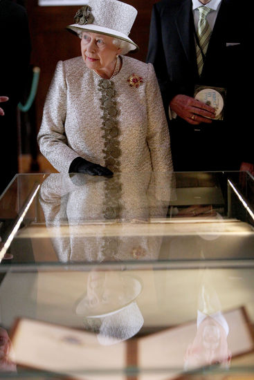 Queen Elizabeth Ii Viewing Foundation Charter Editorial Stock Photo ...