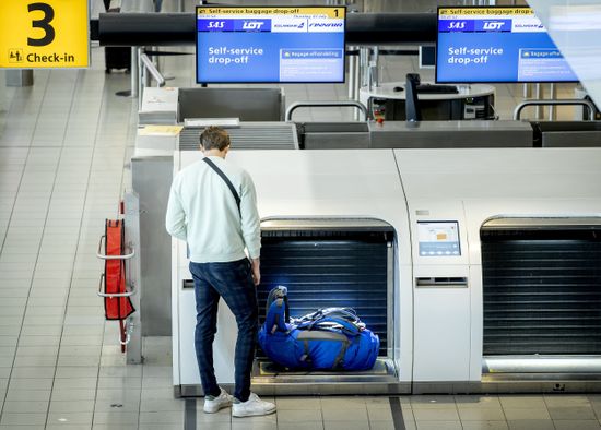 20220707 153138 Schiphol Travelers Suitcases Schiphol Editorial Stock ...
