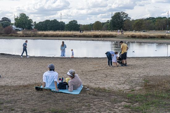 People Enjoying Balmy Weather On Wimbledon Editorial Stock Photo ...