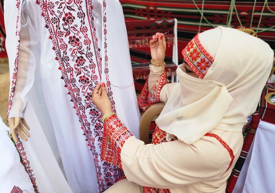 Palestinian Mona Abu Rida Embroiders Traditional Editorial Stock Photo ...
