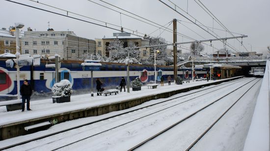 Commuters Waiting Train Bellevue Station Meudon Editorial Stock Photo ...