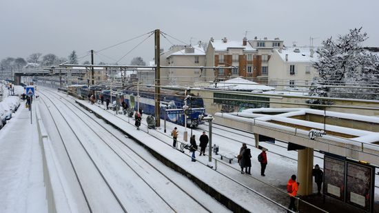 Commuters Waiting Train Bellevue Station Meudon Editorial Stock Photo ...
