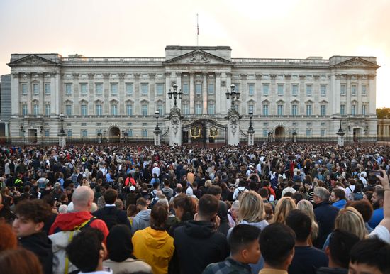 People Gather Gates Buckingham Palace Following Editorial Stock Photo ...