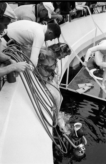 Divers Assisting Mermaid Marineland Pacific Chevy Editorial Stock Photo ...