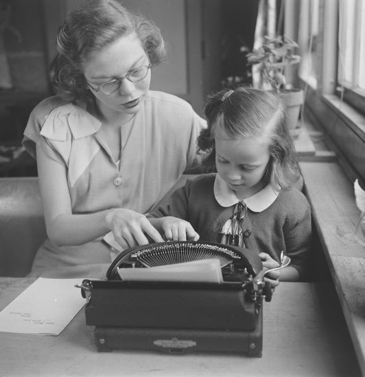Teacher Teaching Child Use Typewriter Matthew Editorial Stock Photo ...