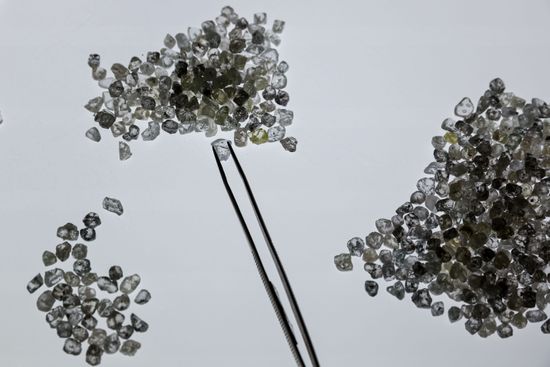Employee Bonas Group Diamonds Gemstones Sorts Editorial Stock Photo ...