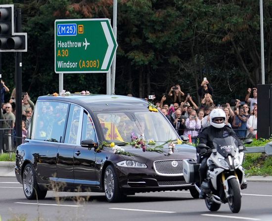 Queens Hearse Passes Crooked Billet Roundabout - Foto de stock de ...