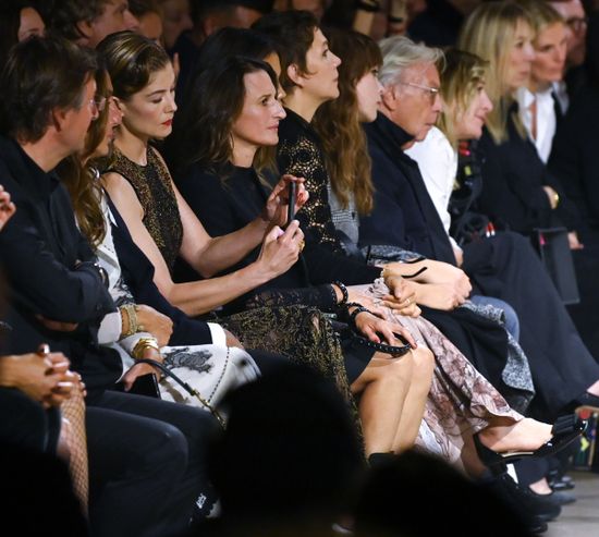 Rosamund Pike Camille Cottin Emma Raducanu Redaktionelles Stockfoto ...