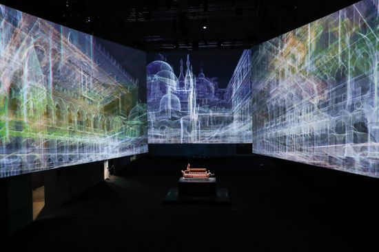 Large Scale Screens Show Animated Projections - Foto de stock de ...