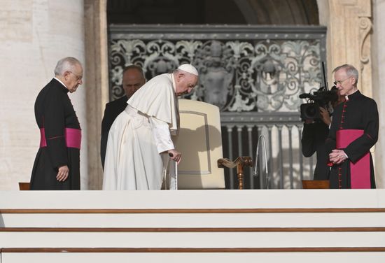 Pope Francis C Using Cane Arrives Editorial Stock Photo - Stock Image ...