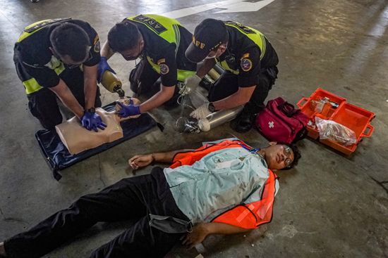 Officers Give Cardiopulmonary Resuscitation Cpr Victim Editorial Stock ...