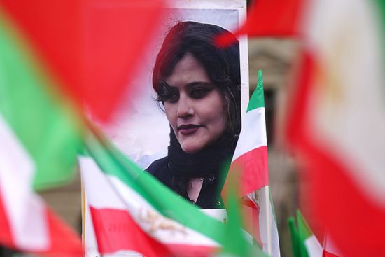 Portrait Mahsa Amini Stands Between Iranian – Photo éditoriale de stock ...