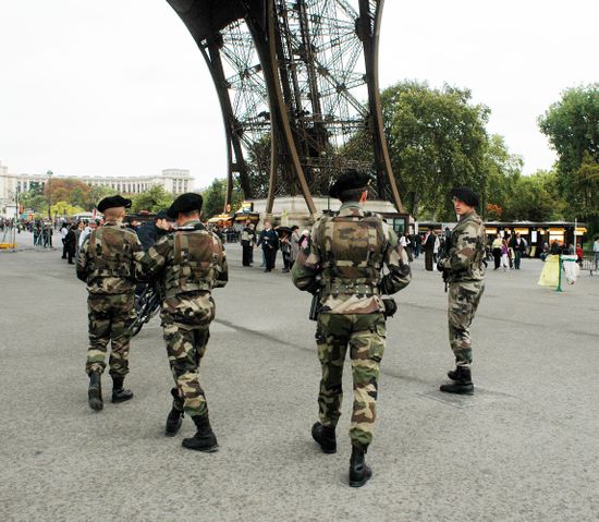 French Army Soldiers Patrol Eiffel Tower Editorial Stock Photo - Stock ...