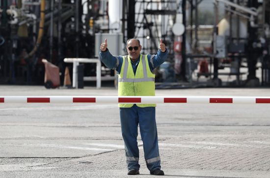 Worker Esso Exxonmobil Makes Sign Main Editorial Stock Photo - Stock ...