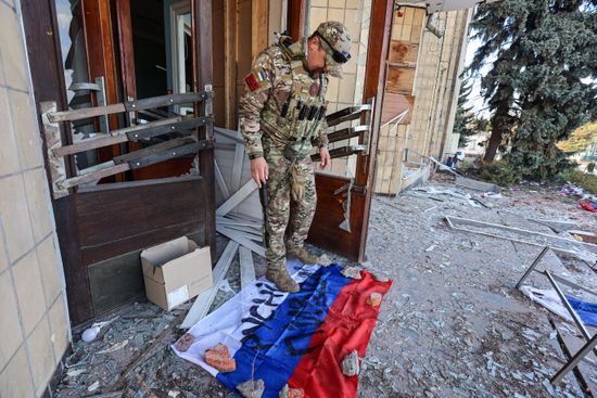 Ukrainian Soldier Wipes His Feet On Editorial Stock Photo - Stock Image ...