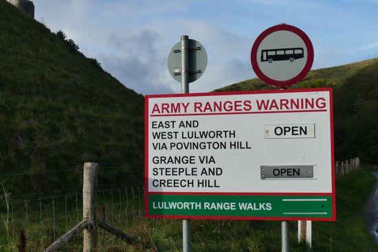 Army Ranges Warning Signs Corfe Castle - Foto de stock de contenido ...
