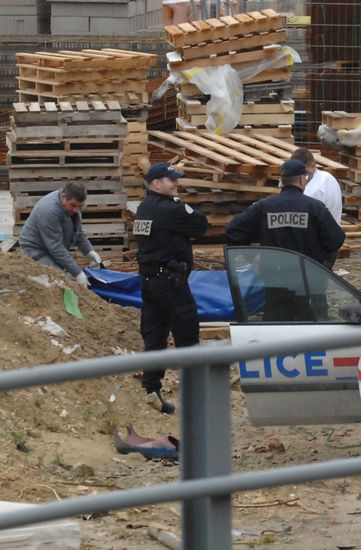 Forensic Officers Lift Body Unidentified Woman Editorial Stock Photo ...