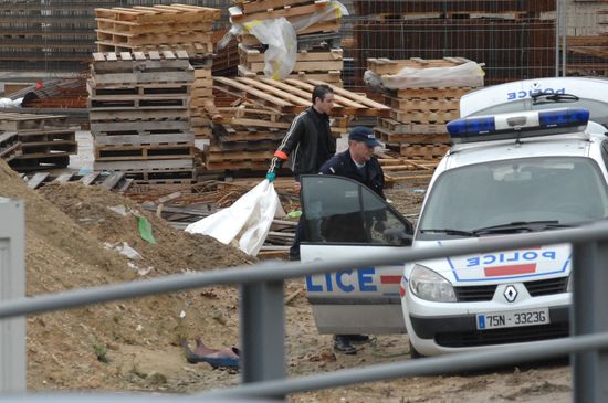 Forensic Officers Lift Body Unidentified Woman Editorial Stock Photo ...