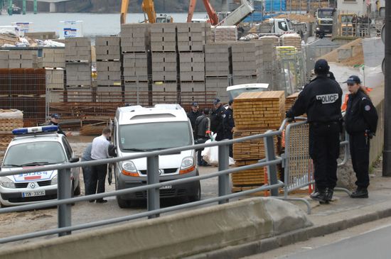 Forensic Officers Lift Body Unidentified Woman Editorial Stock Photo ...
