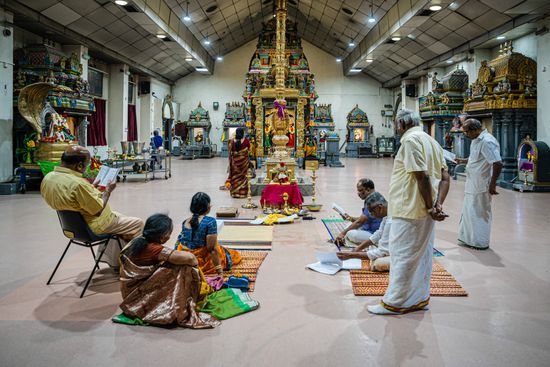 Hindu Devotees Reciting Devotional Tamil Poem - Foto de stock de ...