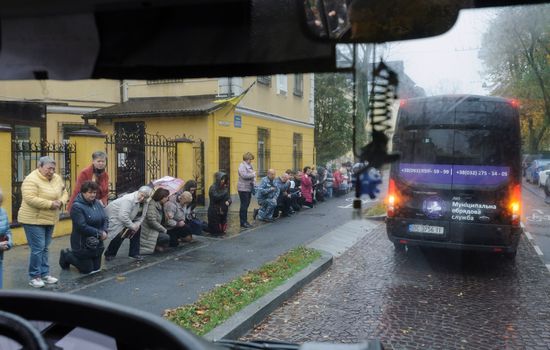 Ukrainians Kneel Bus Body Ukrainian Serviceman Editorial Stock Photo ...