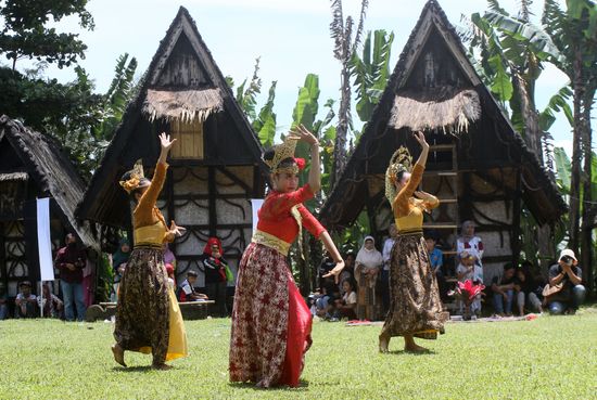 Indonesian Girls Belonging Indigenous Sundanese Tribe Editorial Stock ...