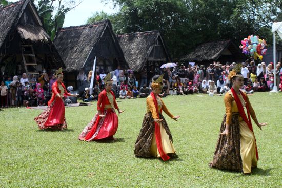 Indonesian Girls Belonging Indigenous Sundanese Tribe Editorial Stock ...